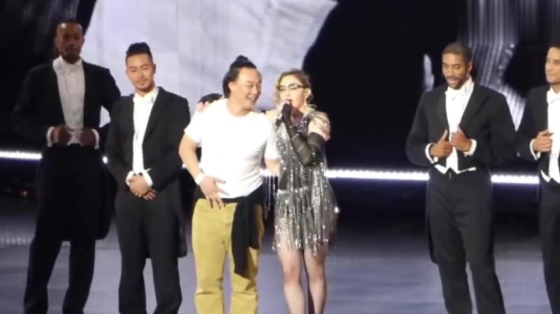 经典老歌,陈奕迅参加麦当娜的演唱会,被拉上舞台踢了屁股!