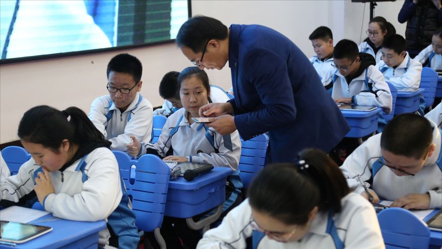 “在线授课”打开了新教育的大门,但弊端也逐渐凸显,家长很担忧