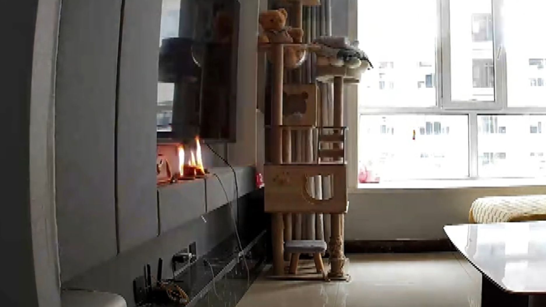 女子回家发现满屋浓烟,查监控吓一跳:未拔充电宝爆燃冒出明火