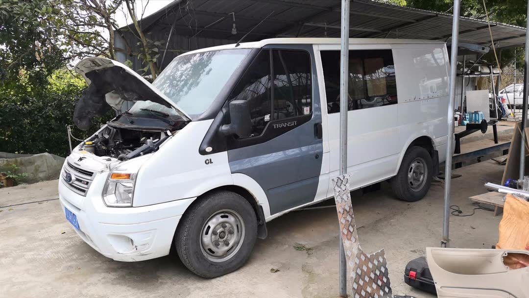 5米长的福特底盘改房车,有卫生间厨房和双人床,这设计绝了