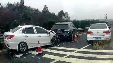 交通事故合集:高速路上盲目变道超车,连环追尾就在一瞬间