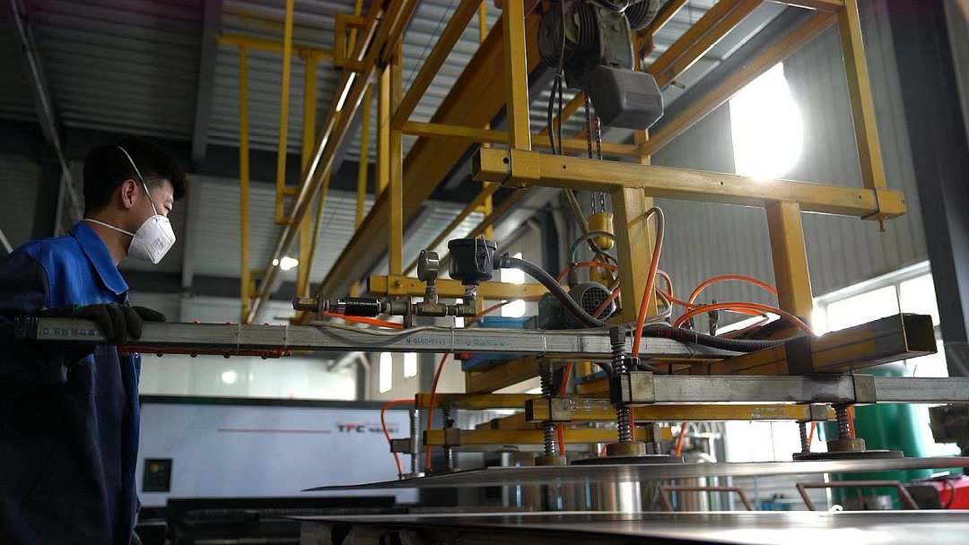 不锈钢垃圾桶生产车间,激光切割,垃圾桶生产厂家-青岛新城市