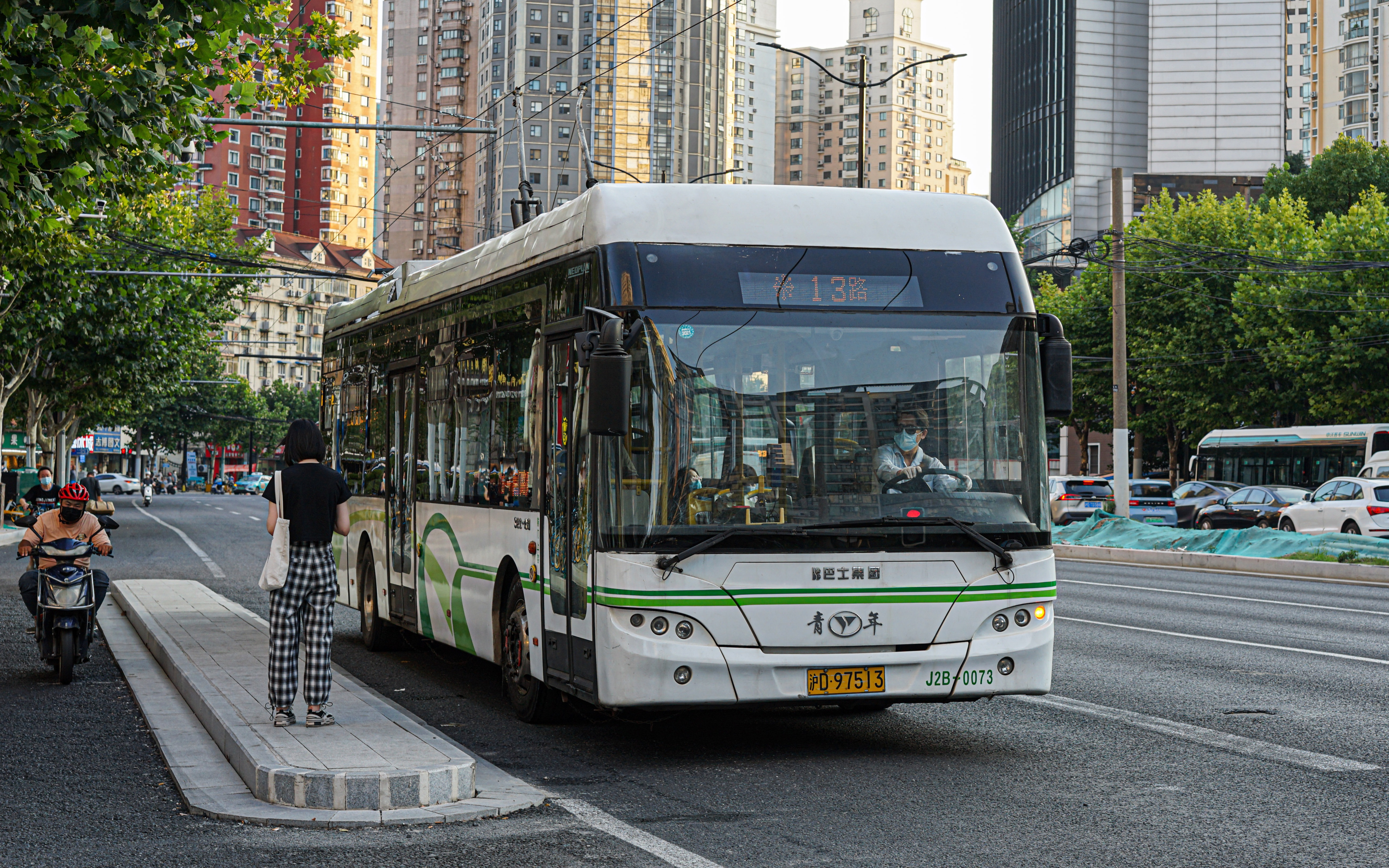 时隔多周,13路上再次出现一辆青年无轨电车 头显侧显13路 尾显23路