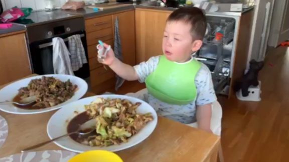 小混血儿午餐上的语言交换