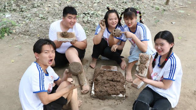 小伙伴一起用泥捏东西,欢欢捏了一部电话,胖虎捏了什么?