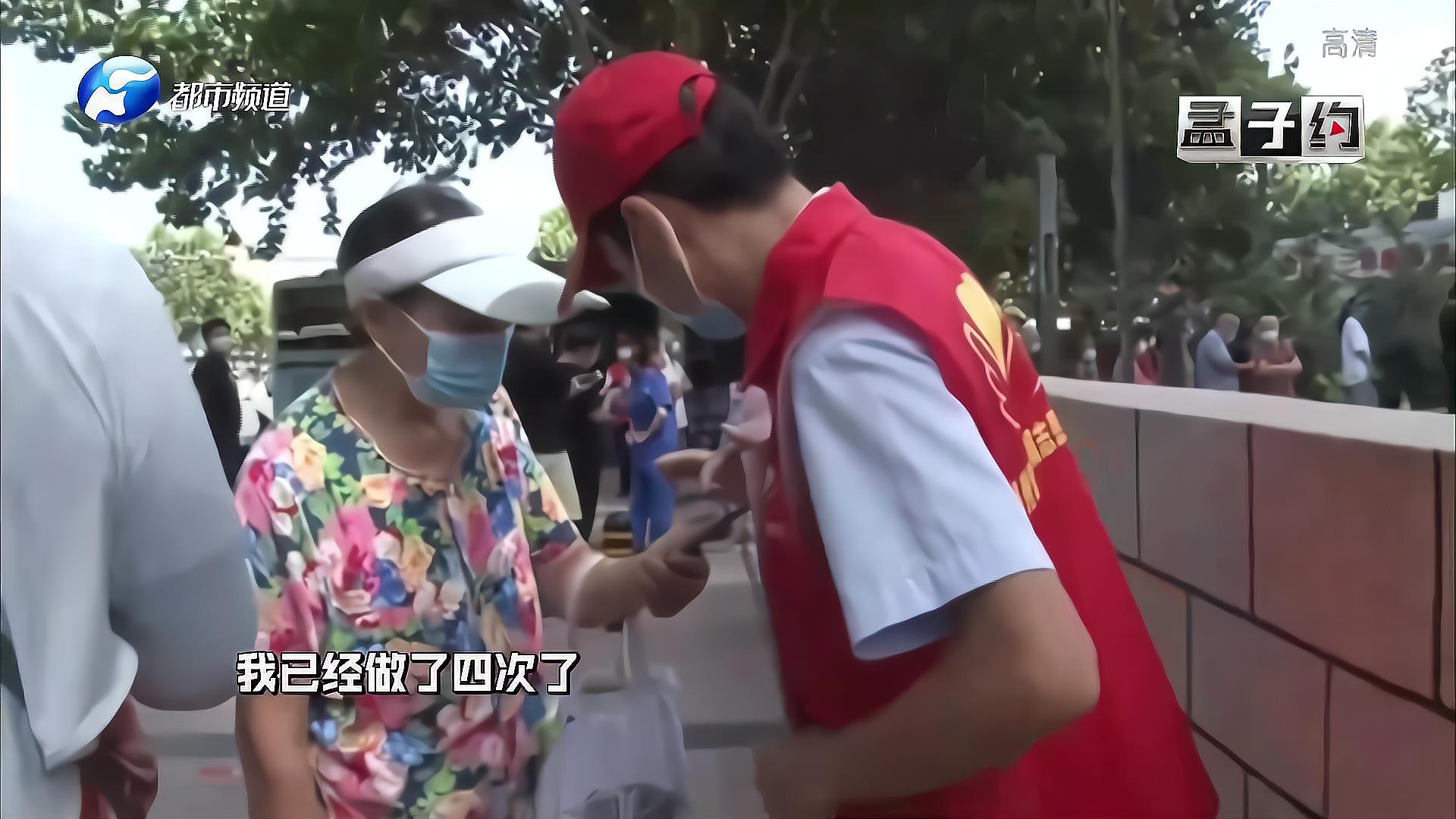 郑州核酸检测现场:人体移动二维码,防人群聚集还方便!