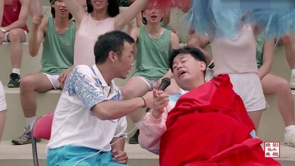 学校运动会爆出冷门 老师吃完麦克风又吃桌子-