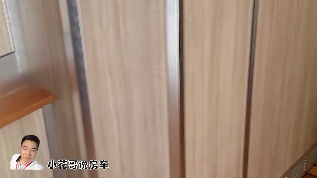 实拍中国重汽 汕德卡越野房车(德野生产)