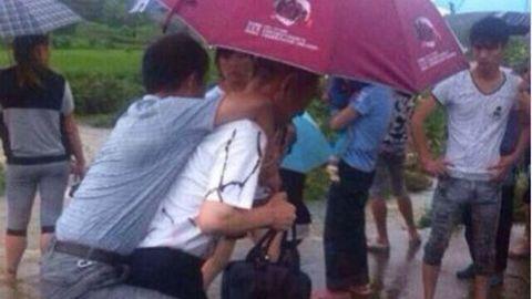 搜救现场被背着过河干部现身 称其崴到脚