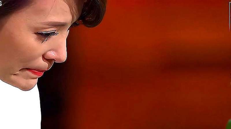 当董卿朗读这段文字的时候,瞬间泪流满面,全场感动得热泪盈眶!