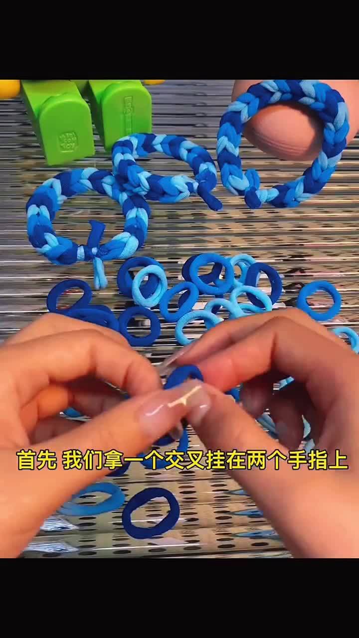 亲手给女朋友编一个皮筋手环超酷的好嘛,最主要的是还巨显白