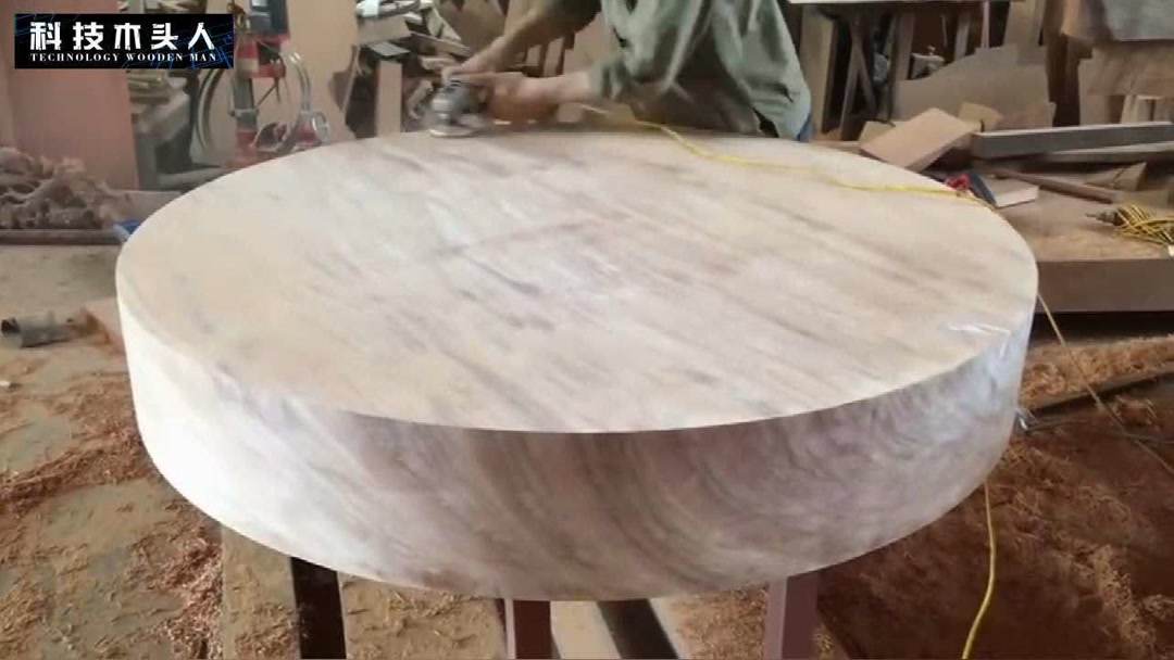 20cm厚直径15m的实木桌面切割打磨喷漆制作!