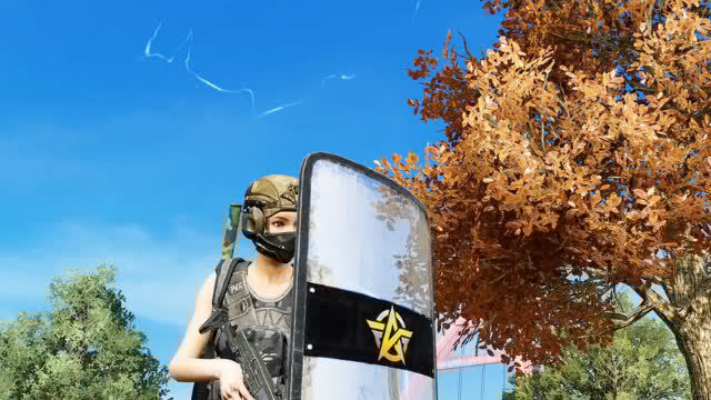 网易高配版荒野行动,左手防爆盾右手冲锋枪