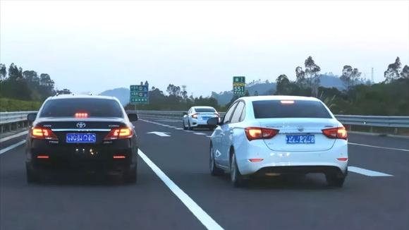 高速行驶,开自动挡超车要挂哪个挡?很多新手都做错,危险又毁车