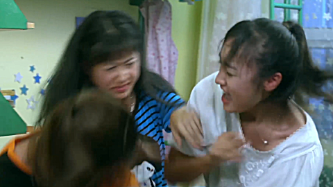 女生宿舍起内讧打架,看着都疼