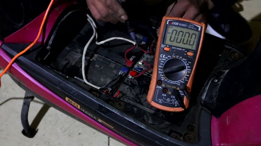 饿死的电池用万用表可以测量吗?小伙实践证明答案,看完你也能会