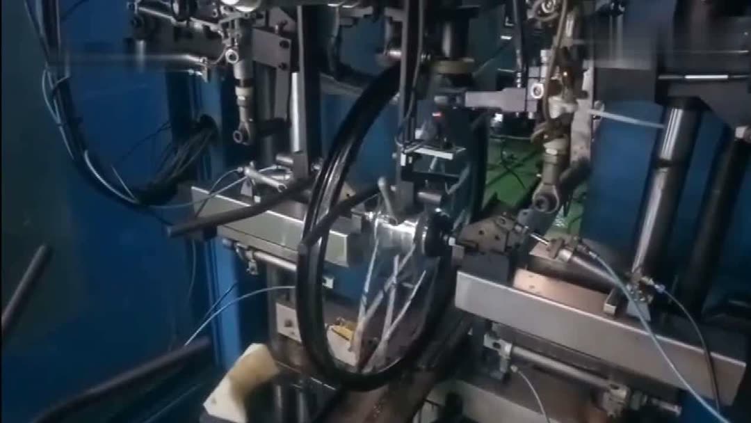 原来自行车钢圈辐条是这样安装上去的,长见识了!