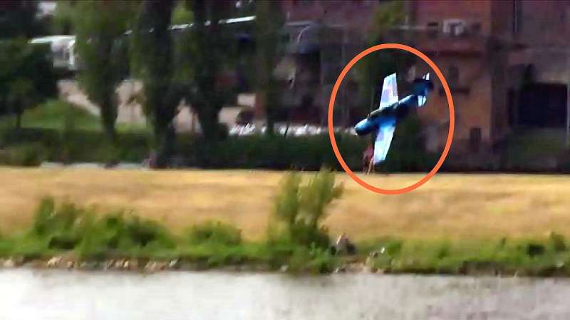 特技飞机空中失控机头向下入水!波兰一场飞行表演中发生坠机事故