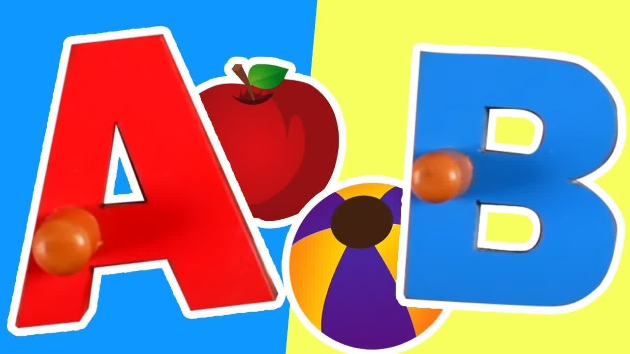 用彩色木板和积木玩具学习字母