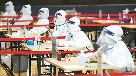 为避免交叉感染,多地医疗机构不再提供社会面核酸采样服务