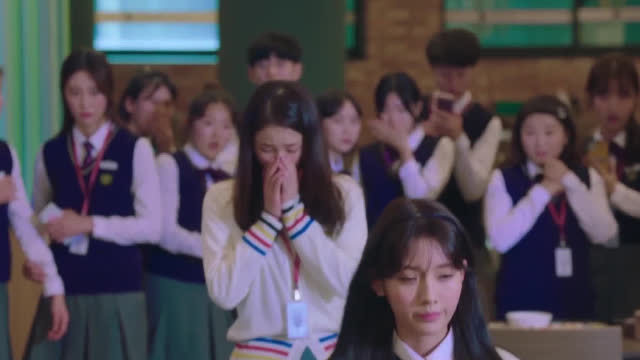 绿茶在网络上模仿校花,校花的举动大快人心