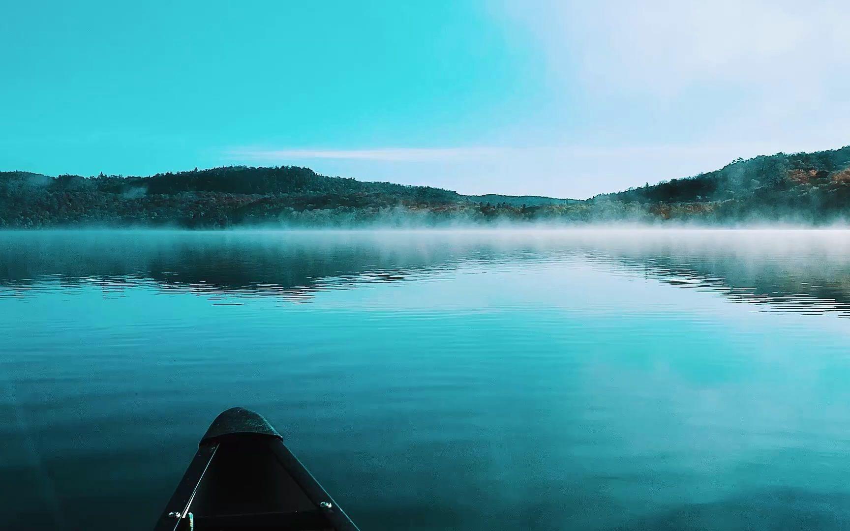 加拿大人达瑞尔荒野露营-平静的秋天钓鱼和划桨-独木舟钓鱼-大鲈鱼-...