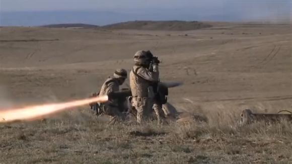 第一视角看标枪反坦克导弹击中坦克成碎片