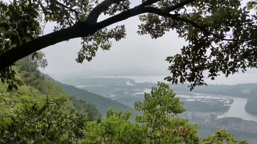 爬到山顶不是为了让全世界看到你,而是让你看到整个世界