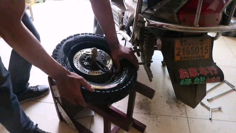 电动车真空胎不会换?教你简单方法,即使手脚不方便也能轻松换好