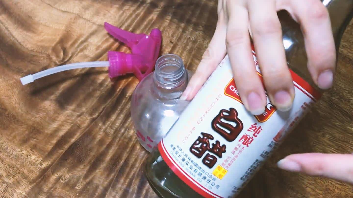 白醋倒在小苏打里面,这个妙用太棒了,能够解决家家...