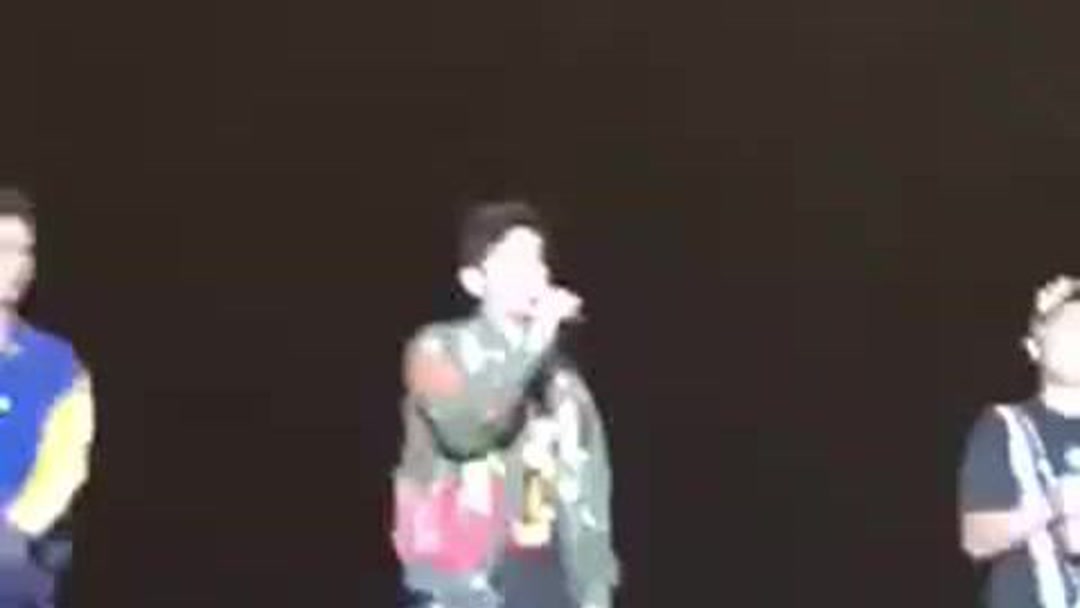 周杰伦西安演唱会保安丢掉歌迷灯牌,周董生气地说让他滚出去!