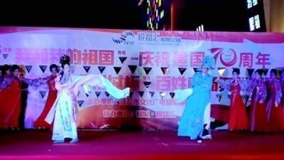 中国大妈就是厉害,表演的旗袍秀《化蝶》惊艳的美看到你呆