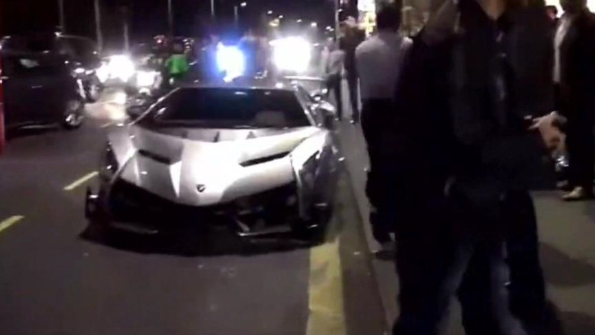 兰博基尼毒药的魅力有多大,让路过的公车司机都停车下来拍照