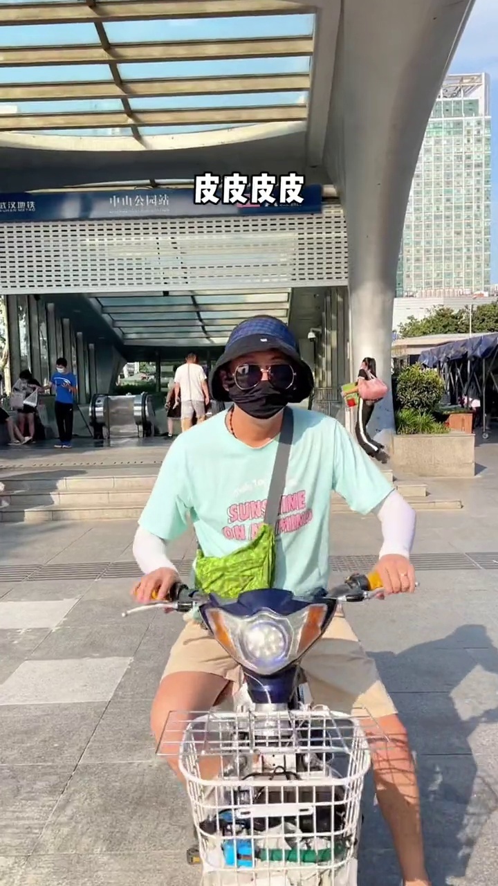 天气这么热也是要文明出行注意安全一米文明路湖北交警安全出行遵守...