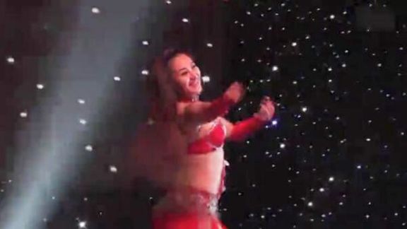 晚会上看女神跳最熟悉的肚皮舞