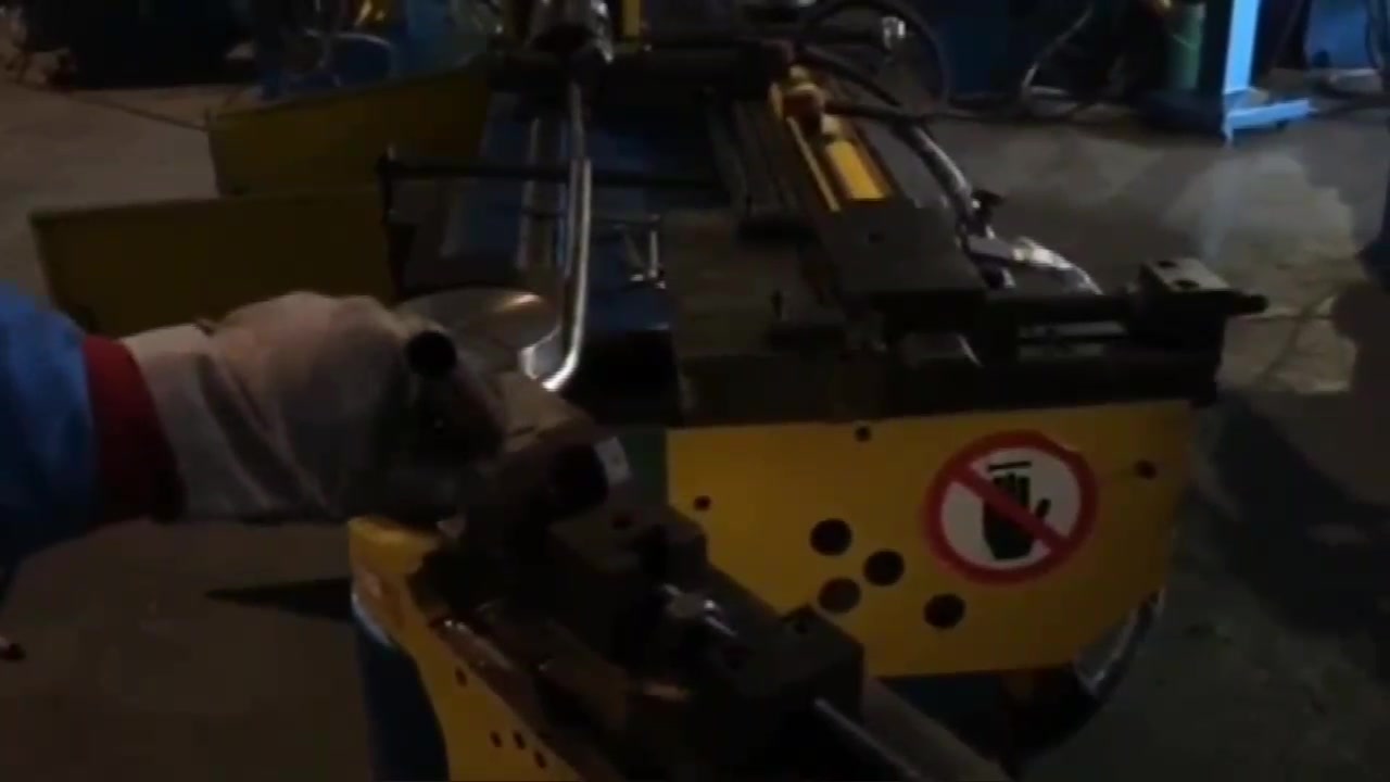 弯管机~全自动弯管机弯童车把手工作视频.mp4