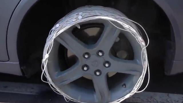 用手机数据线代替汽车轮胎,小伙一脚油门下去,瞬间心乱如麻!