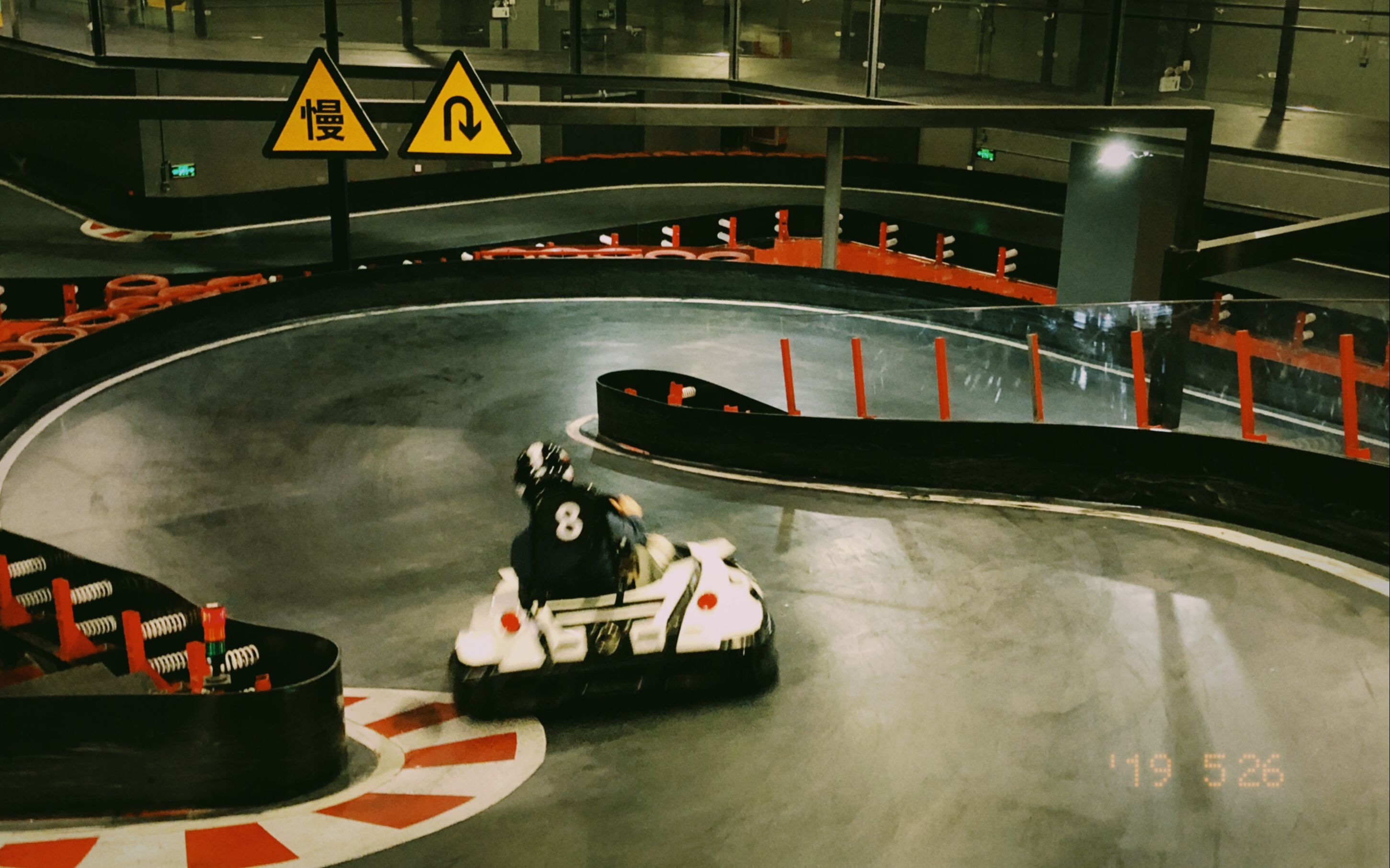 周末和朋友们去逮虾户!室内电动卡丁车