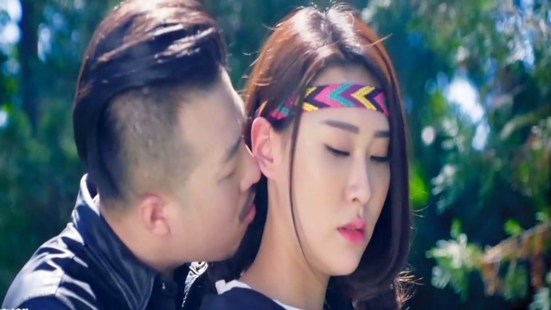 吸血鬼咬住了美女脖子,直接下狠手,吸干了她的血