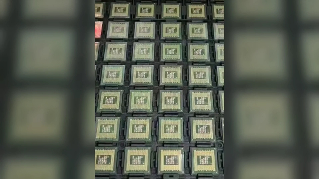 刚刚有人曝光了麒麟9000S相关产线车间的图片,可以看到大量的成品...