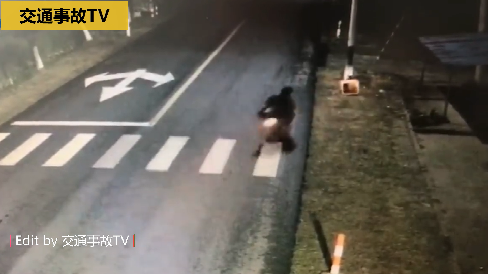 【交通事故】骑电动车撞电线杆后,摔倒在路边