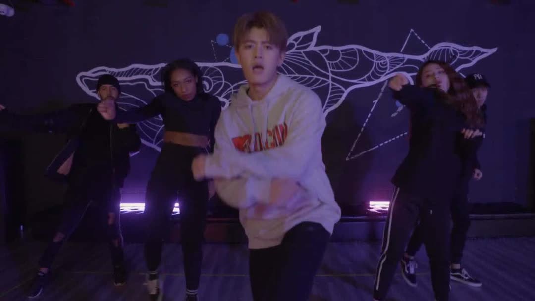 任嘉伦新歌舞蹈练习室版视频上线，好帅！