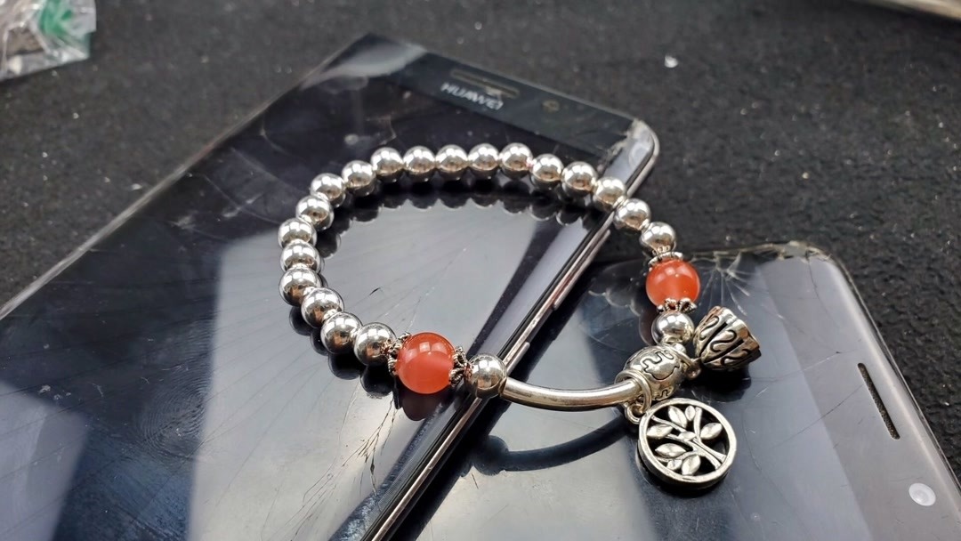 街边摊铺用旧手机主板做出黄金首饰是真的吗?行内人来揭秘