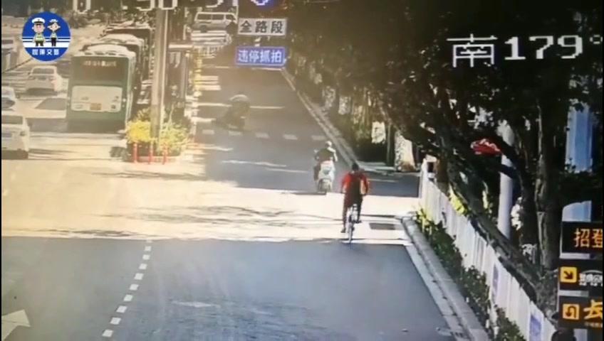 撞死过路老人,昆明外卖小哥仅停留4秒逃逸,监控视频#曝光 !别再拿生命...