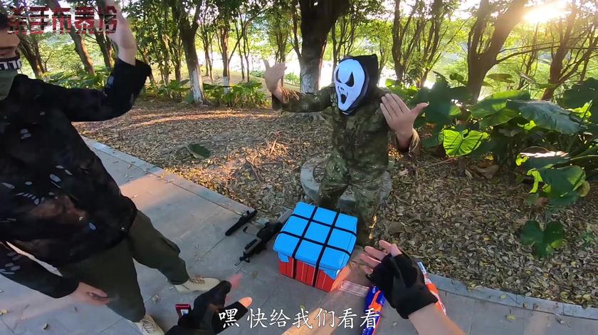 真人搞笑CS:玩家买超级空投发现是小丑玩偶,邪恶武器商太可恶了