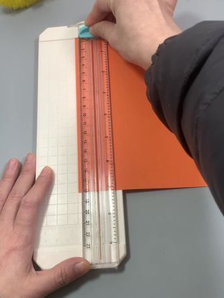 做手工用这款裁纸器太方便实用了,自带刻度尺,可以精准测量