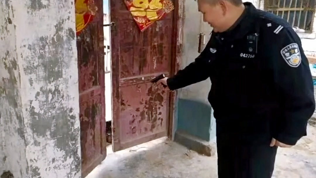 “好 漂亮”!现场:藏獒失控伤人 民警用小小手枪除隐患获赞