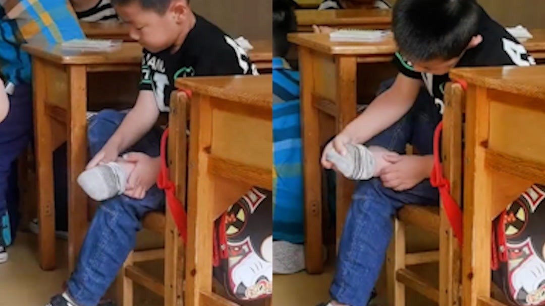 小学生脚痒拼命的抠,隔着屏幕都感受到痒到极致:手速看着像脚气