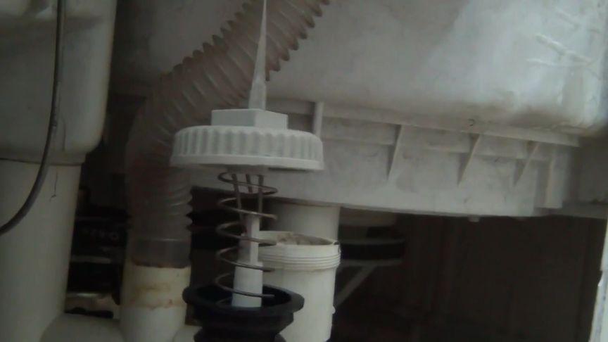 洗衣机一边往里进水一边往外排水自己就可以修了