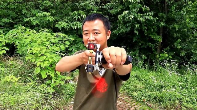 高科技激光弹弓出现!新手秒变狙击手